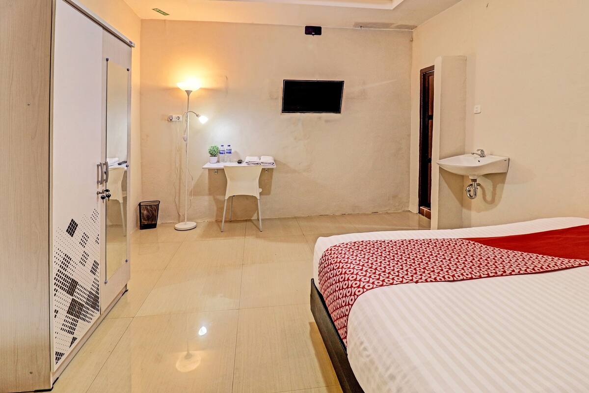 Quarto casal luxo | Espaço de trabalho para notebook, roupa de cama