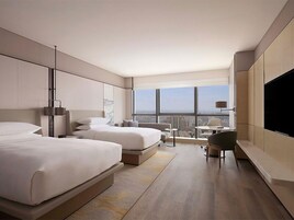 Quarto luxo, 2 camas de casal, vista para a cidade | Edredons de pluma, frigobar, cofres nos quartos, escrivaninha