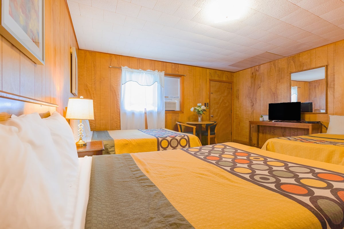 Quarto Familiar, várias camas, kitchenette | 1 quarto, secretária, ferro/tábua de engomar, Wi-fi grátis