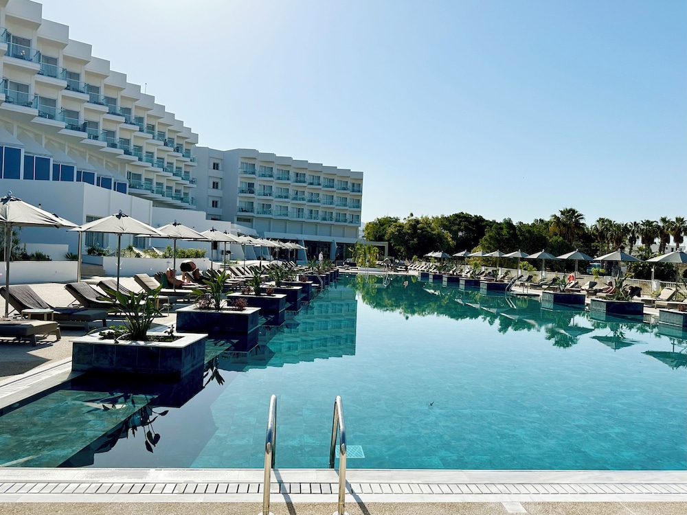 Cali Resort & Spa By Louis Hotels - Пейя