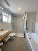 Quarto Signature | Casa de banho | Um polibã, um secador de cabelo, roupões, toalhas fornecidas 