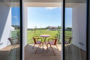 Quarto solteiro, vista para o mar | Cofres nos quartos, escrivaninha, quartos à prova de som