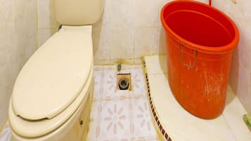 Quarto Duplo Standard | Casa de banho | Um polibã, toalhas fornecidas