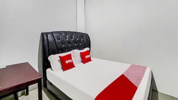 Quarto casal standard | Espaço de trabalho para notebook, Wi-Fi de cortesia, roupa de cama