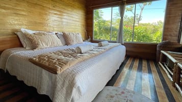 Cabana de Madeira Superior, 1 cama king-size e sofá-cama, vista para o jardim, no rés do chão | 1 quarto, roupa de alta qualidade, edredões de penas
