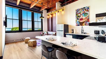 Suite Executiva, vista para o lago | Cozinha privada | Um frigorífico/congelador grande, um micro-ondas, um forno