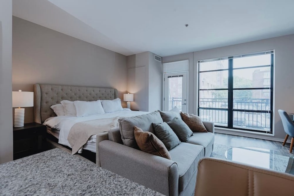 Charming Studio King Bed & Pool St Louis - Spanish Lake, MO