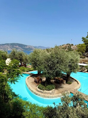 Piscina externa sazonal, guarda-sóis, espreguiçadeiras