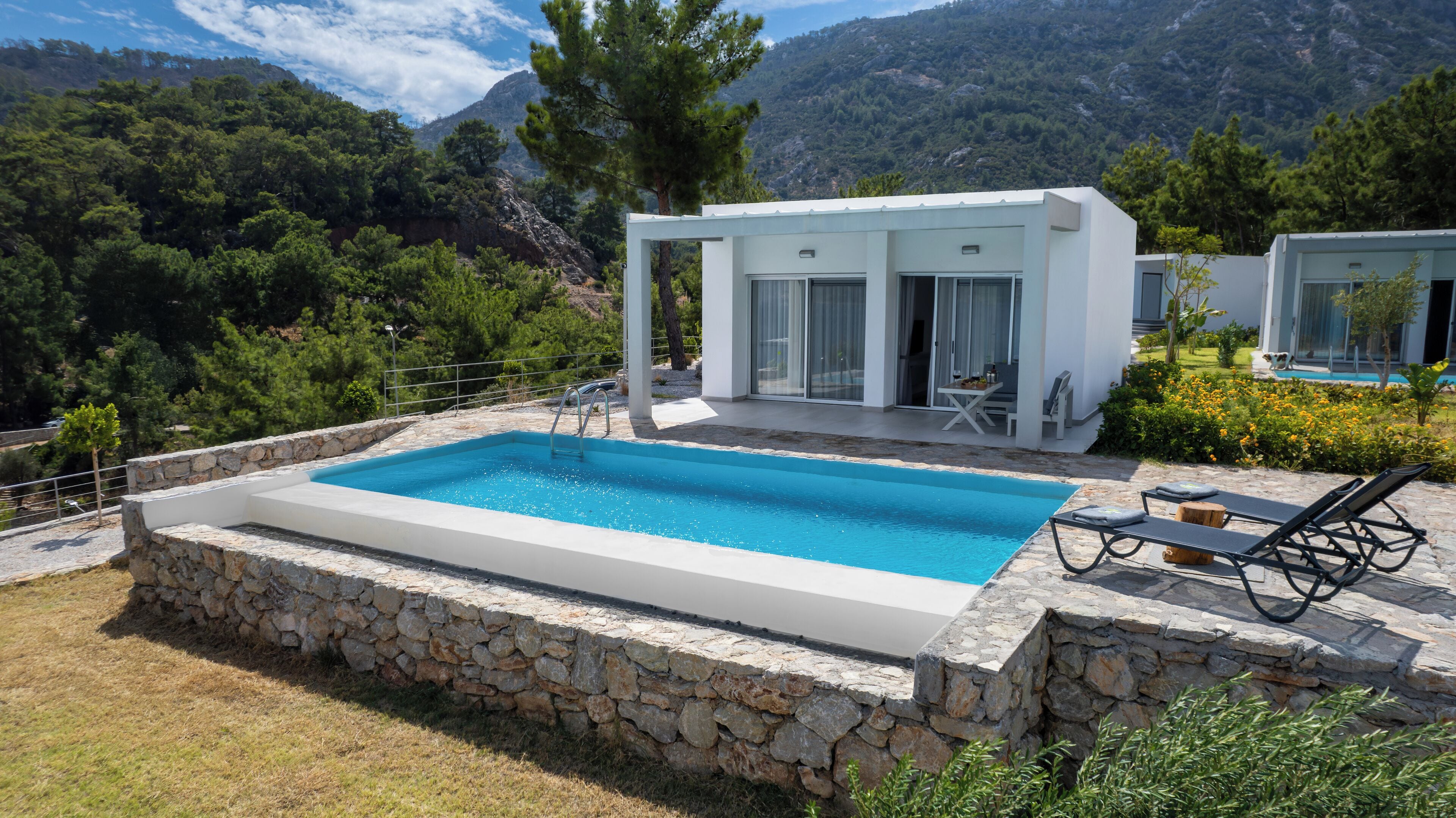 Piscina exterior sazonal, guarda-sóis, espreguiçadeiras 