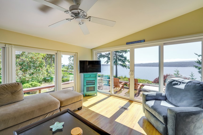 Cozy Langley Retreat: Water Views & Beach Access - Camano Island State Park, Camano