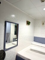 Quarto casal standard | Cortinas blackout, ferros/tábuas de passar roupa, Wi-Fi de cortesia