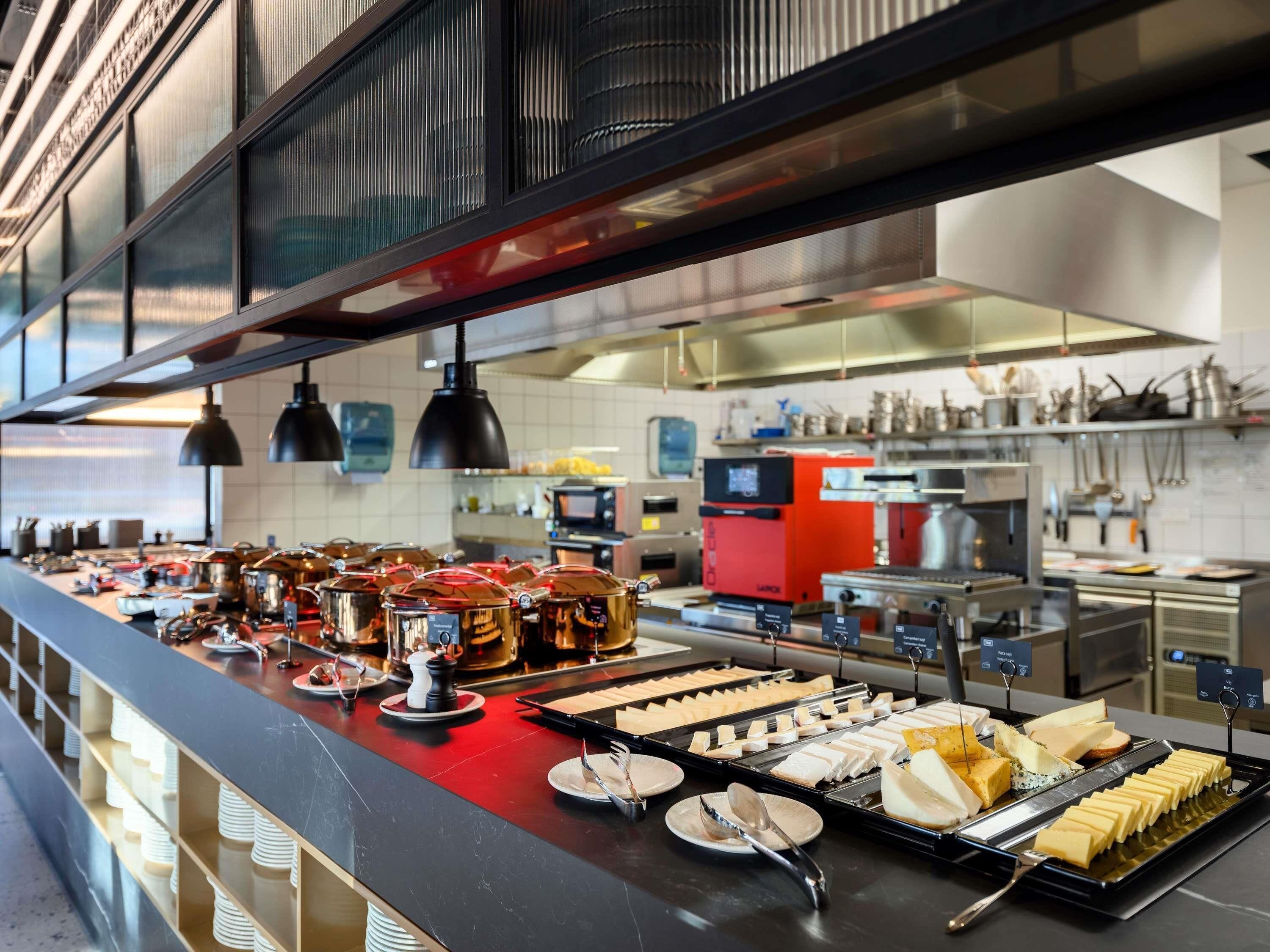 Disposição de buffet com diversos alimentos e utensílios de cozinha.