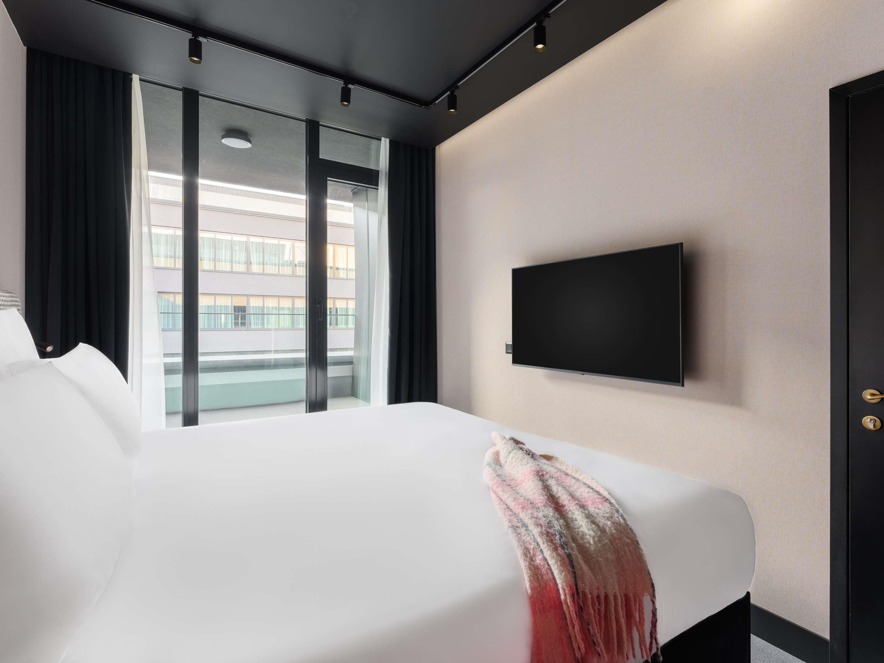 Quarto, 1 cama de casal, varanda | Roupa de alta qualidade, cofre no quarto, secretária 