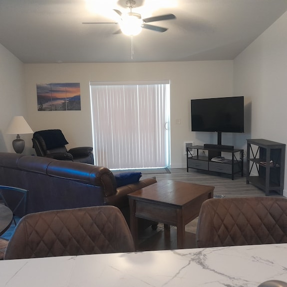 New Townhouse, Class 2 Ev Charger, Private Back Patio, Muscle Car Garage - Goldendale, WA