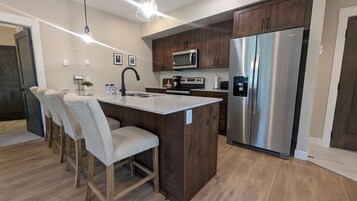 Apartamento em Condomínio Fechado, 2 quartos | Cozinha privada | Um frigorífico, um forno, uma cafeteira/bule, uma torradeira 