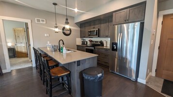 Condo, 2 quartos | Cozinha privada | Cafeteira/chaleira, geladeira, fogão, torradeira