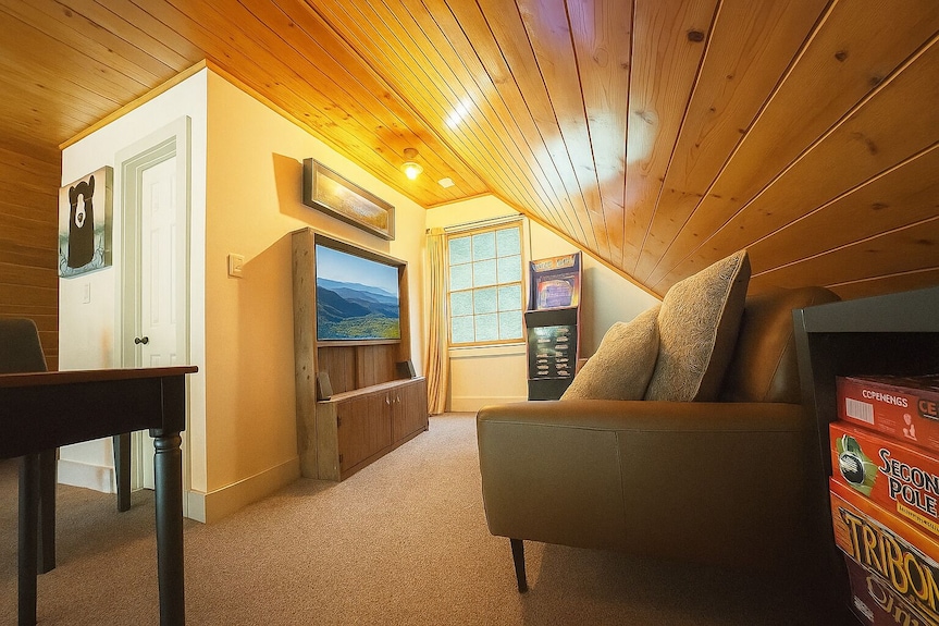Creekfront! 5* Views, Hot Tub, Fire Pit, Huge Deck - Blue Ridge, GA