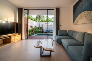Villa Deluxe, 3 quartos, não fumadores, vista para a piscina | Sala de estar | Smart TV, Netflix, serviços de streaming, escritórios 
