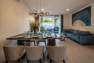 Vila luxo, 3 quartos, para não fumantes, vista para a piscina | Área de estar | Smart TV, Netflix, serviços de streaming, escritórios