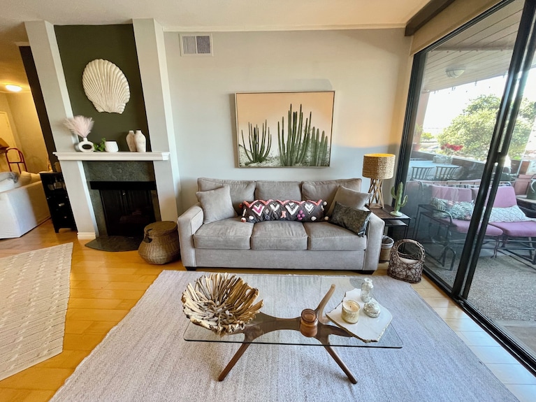 Beachfront Condo In The Heart Of Ventura And 2 Min Walk To Main Street! - Ventura, CA