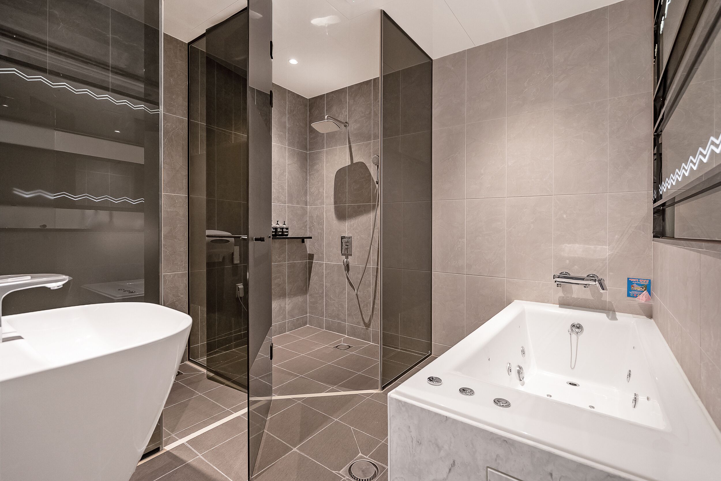 Suite Deluxe | Casa de banho | Um polibã, um secador de cabelo, roupões, um bidé 