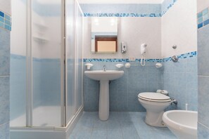 Quarto Quádruplo Básico (Azzurra) | Casa de banho | Artigos de higiene pessoal grátis, um secador de cabelo