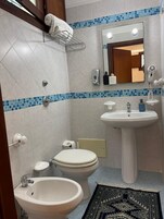 Artigos de higiene pessoal grátis, um secador de cabelo 