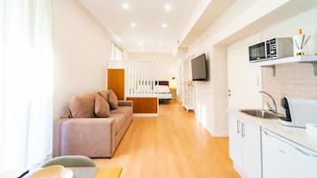 Apartamento Superior | Sala de estar | TV de ecrã plano