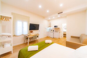 Apartamento Superior | Sala de estar | TV de ecrã plano