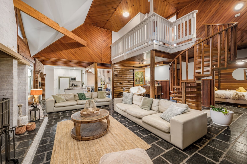 New To The Holiday Market Charming And Cozy 4 Bedroom Log Home. - Kempsey