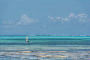 Quarto Duplo Deluxe, vista para o mar | Praia | Na praia, praia de areia branca, espreguiçadeiras, guarda-sóis de praia 