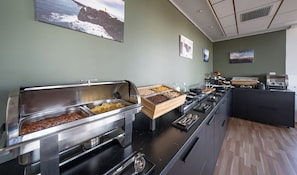 Café da manhã com buffet grátis todos os dias