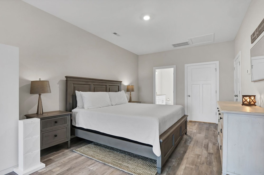 Coastal Retreat: Elevator, Pool Now Open, Walk To Beach! - Sneads Ferry, NC
