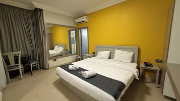 Quarto Individual Nobre, 1 cama king-size, vista para o resort | Secretária, secretária adequada para computadores portáteis