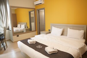 Quarto Individual Comfort, 1 cama king-size, Vista para a cidade | Secretária, secretária adequada para computadores portáteis 