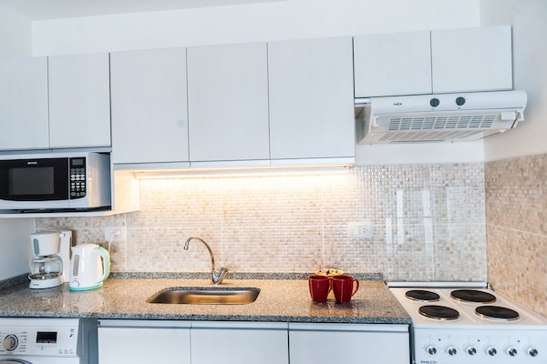 Estúdio (Mara) | Cozinha privada | Um frigorífico, um micro-ondas, uma placa de cozinha