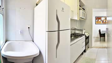 Apartamento 315 | Cozinha privada | Um frigorífico, um micro-ondas, liquidificador, utensílios de cozinha