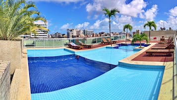 Piscina interior, da(s) 8:00 à(s) 22:00, espreguiçadeiras