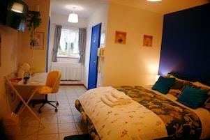 Suite, casa de banho anexa, vista para o jardim (Family blue) | Edredões de penas, secretária 