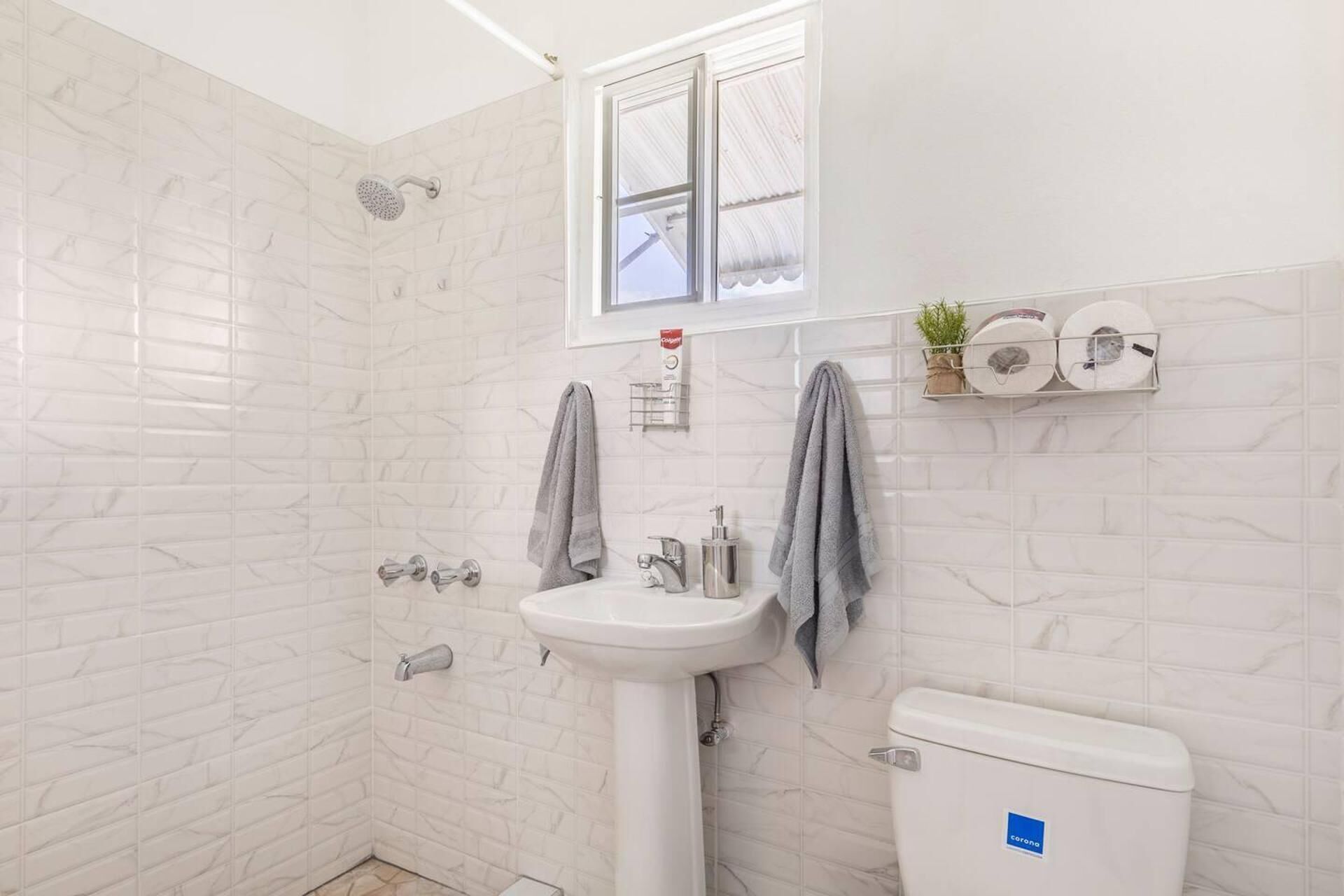 Apartamento | Casa de banho | Um polibã, um secador de cabelo, toalhas fornecidas 