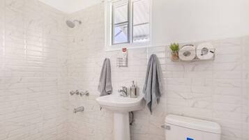 Apartamento | Casa de banho | Um polibã, um secador de cabelo, toalhas fornecidas