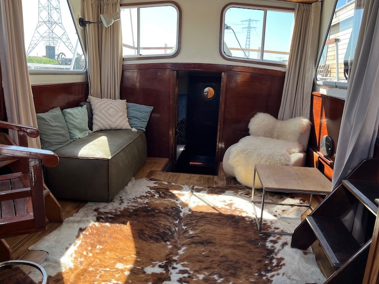 House Boat/classic Yaght -