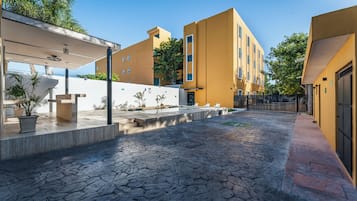 Piscina exterior, espreguiçadeiras