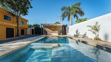 Piscina exterior, espreguiçadeiras