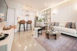 Secretária, cortinas/cortinados opacos, ferro/tábua de engomar 