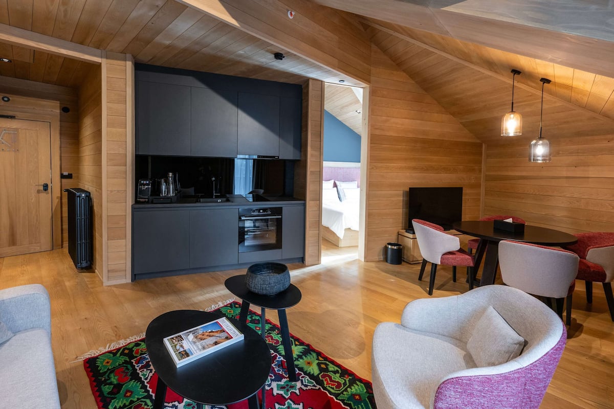 Um interior moderno com cozinha, área de jantar e um espaço de estar aconchegante.