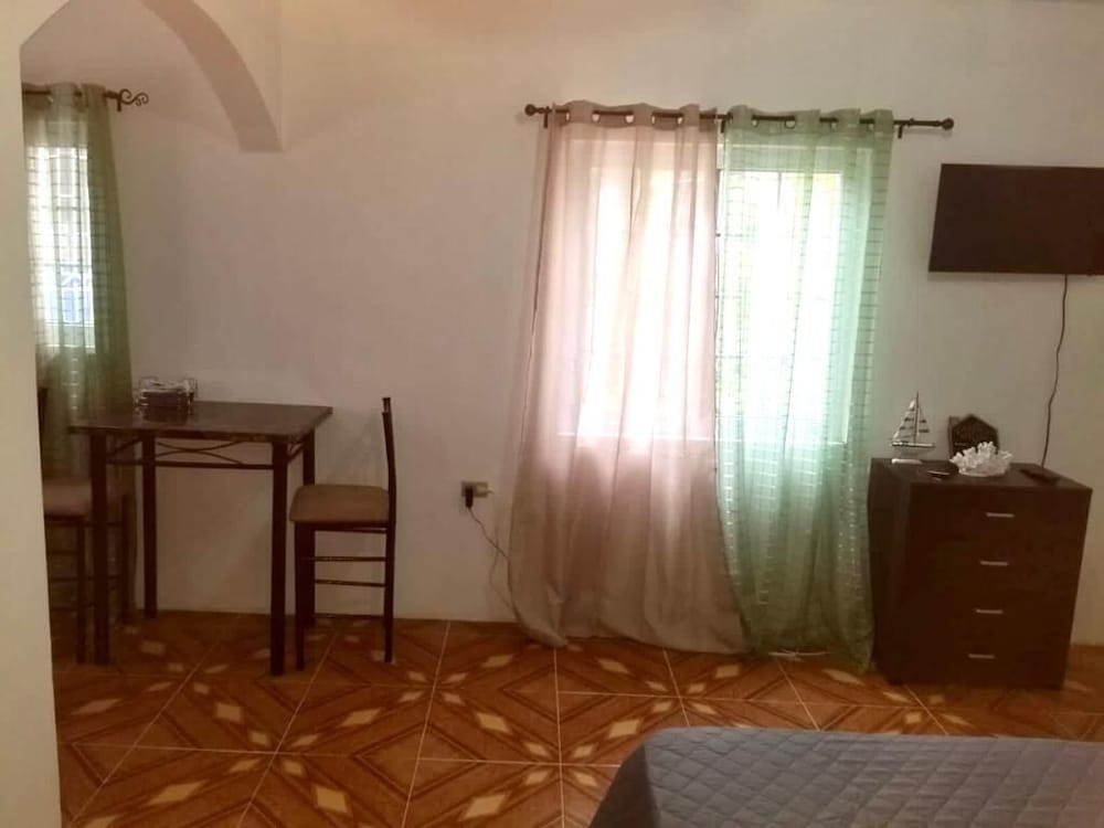 Tropical Charm Villa With Beach Access - Negril