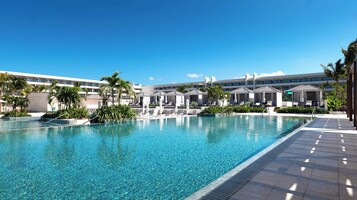 4 piscinas exteriores, toldos (sobretaxa), espreguiçadeiras 
