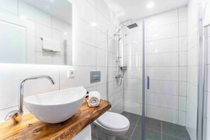 Suite Económica, 1 quarto, vista para o jardim | Casa de banho | Um polibã, um chuveiro de hidromassagem, produtos de higiene exclusivos 