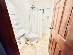 Cabana de Madeira Básica, 2 quartos | Casa de banho | Um polibã, toalhas fornecidas 